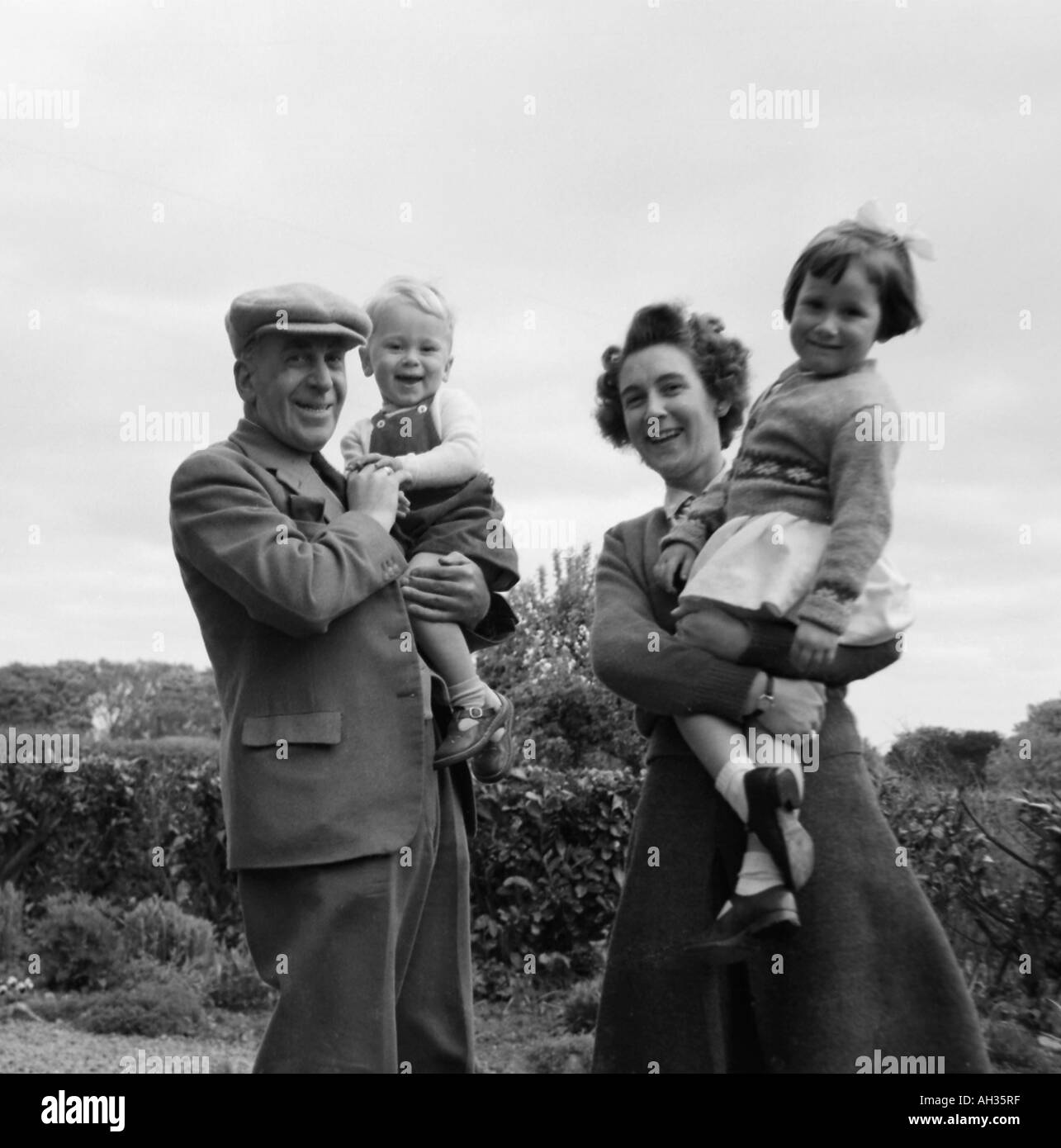 OLD VINTAGE FAMILY SNAPSHOT PHOTOGRAPH PORTRAIT OF COUPLE HOLDING ...