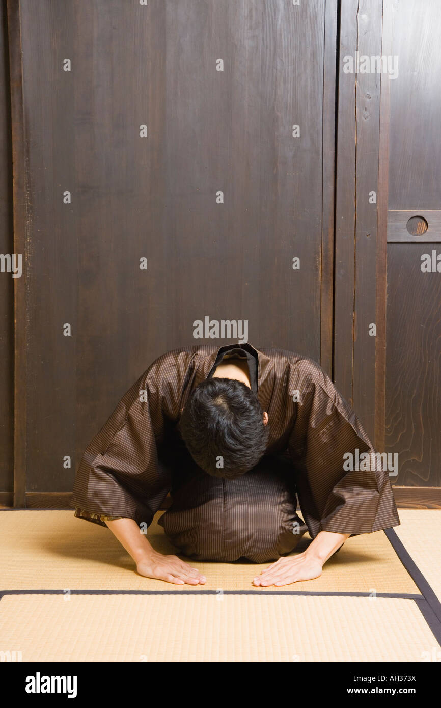 Japanese men bowing hi-res stock photography and images - Alamy