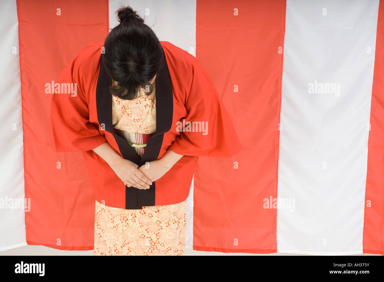 Japanese women bowing hi-res stock photography and images - Alamy