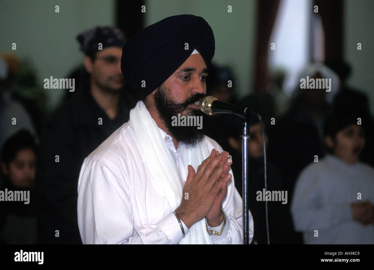 Sikh man indoor hi-res stock photography and images - Alamy