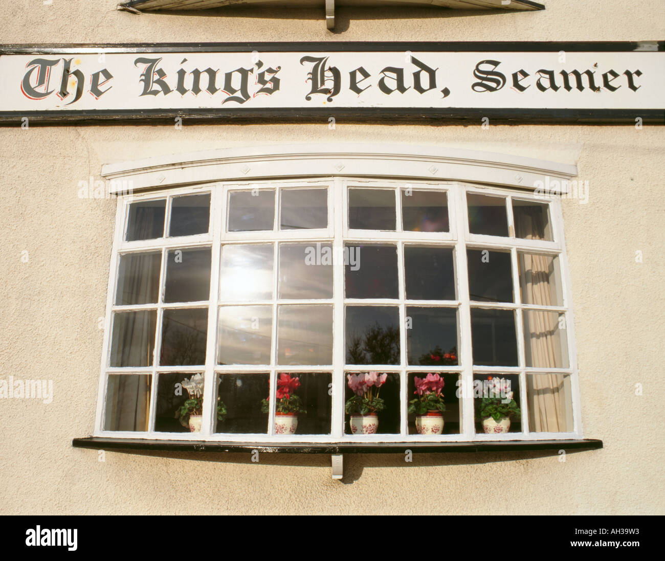 Georgian bay window, The King's Head, Seamer, North Yorkshire, England ...