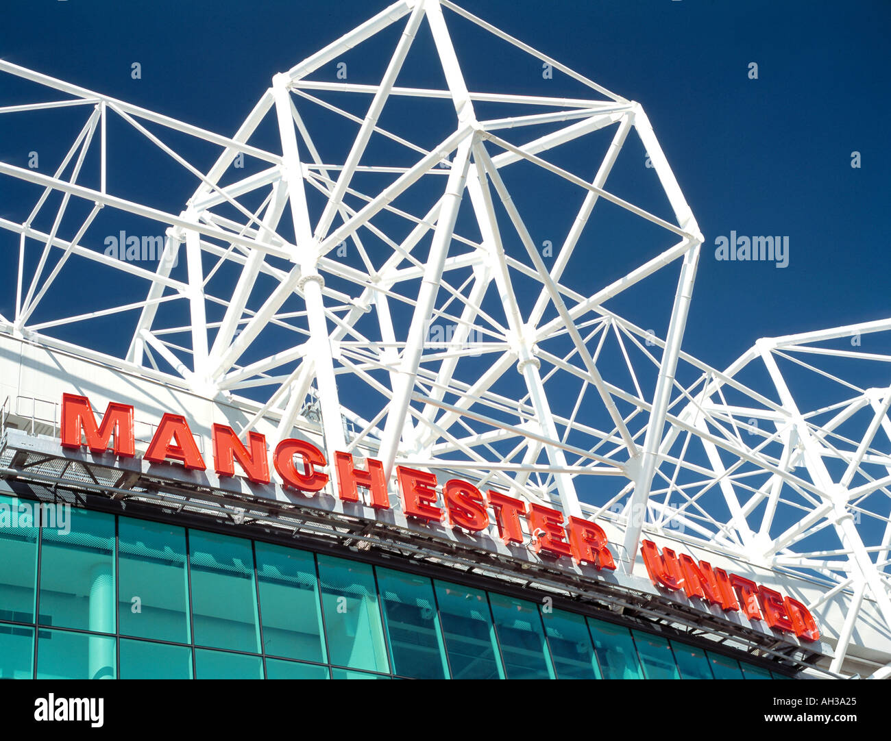 Old trafford home manchester united hi-res stock photography and images ...