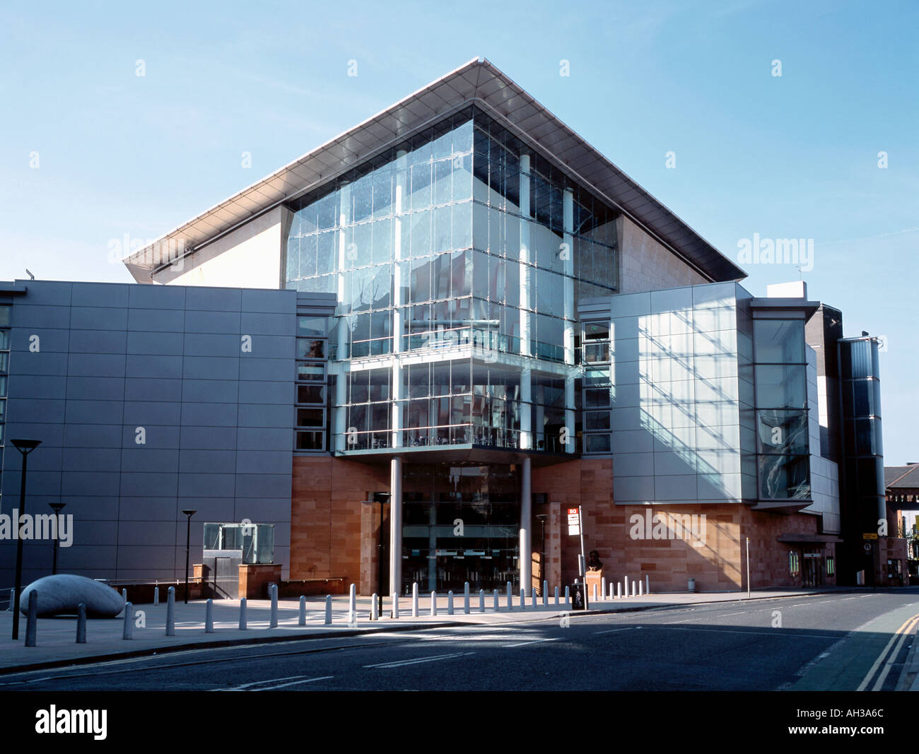 The Bridgewater Hall with Kan Yasuda sculpture Stock Photo - Alamy