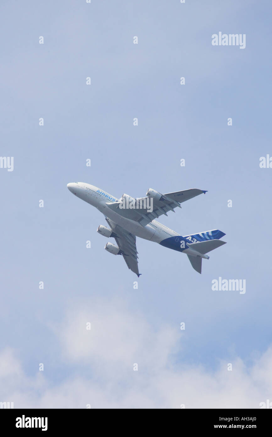 Airliner with leading edge flaps hi-res stock photography and images ...