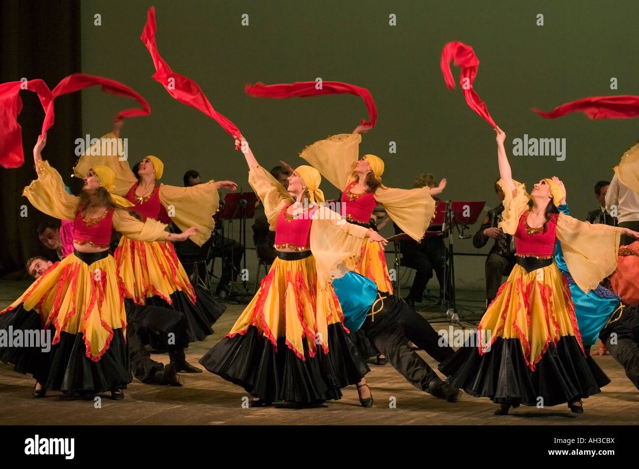 Russia dancers hi-res stock photography and images - Alamy