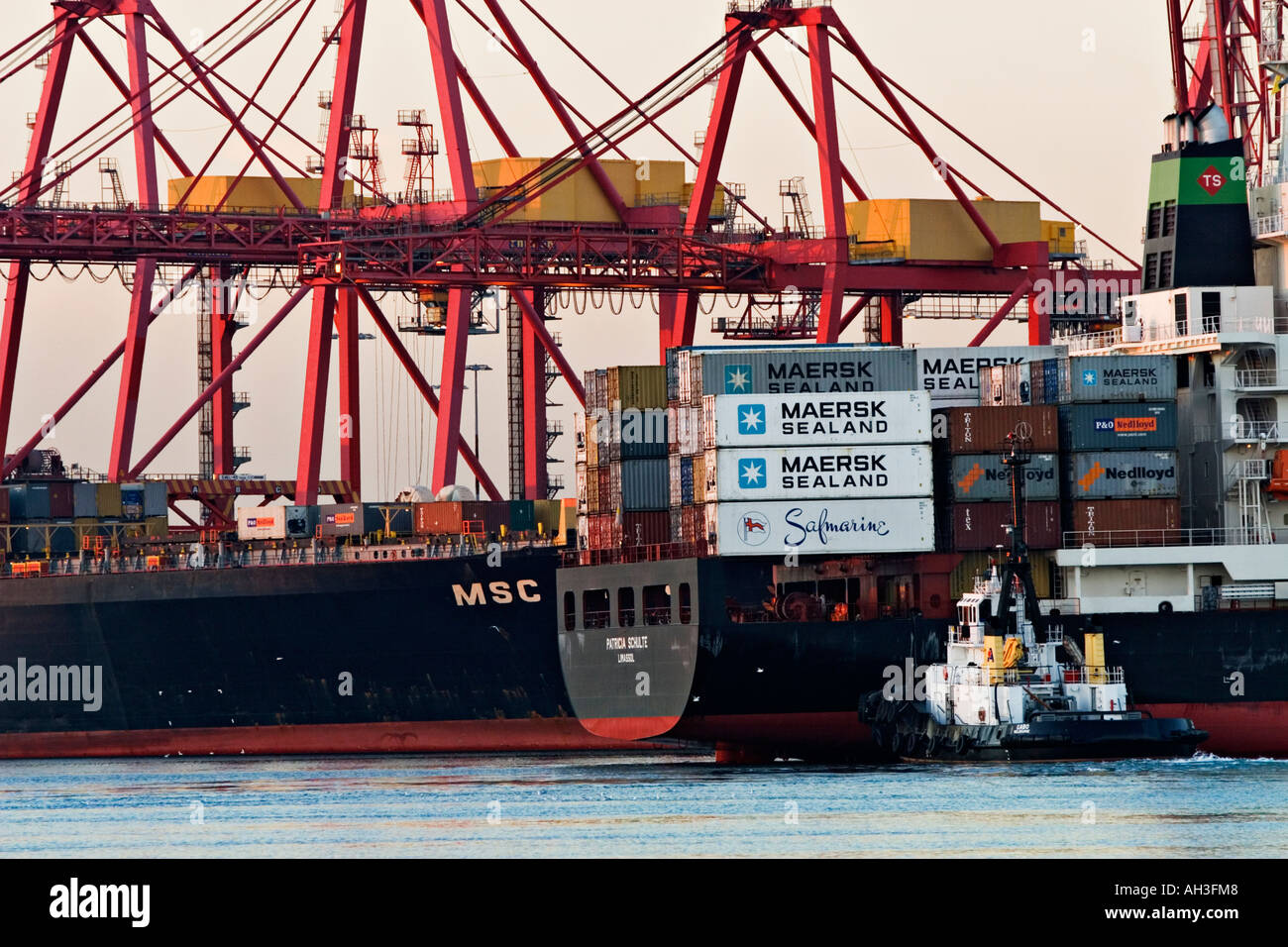 Ship docking at dockland hi-res stock photography and images - Alamy