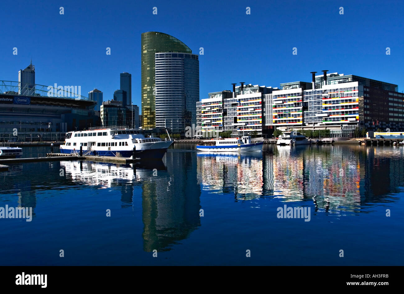 Melbourne Docklands / The Melbourne skyline as seen from Victoria ...