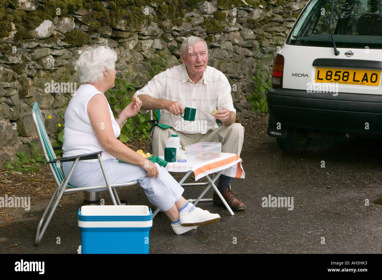 Old roadside picnic table hi-res stock photography and images - Alamy