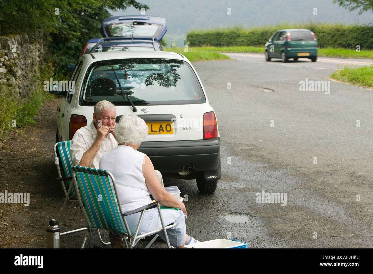 Old roadside picnic table hi-res stock photography and images - Alamy