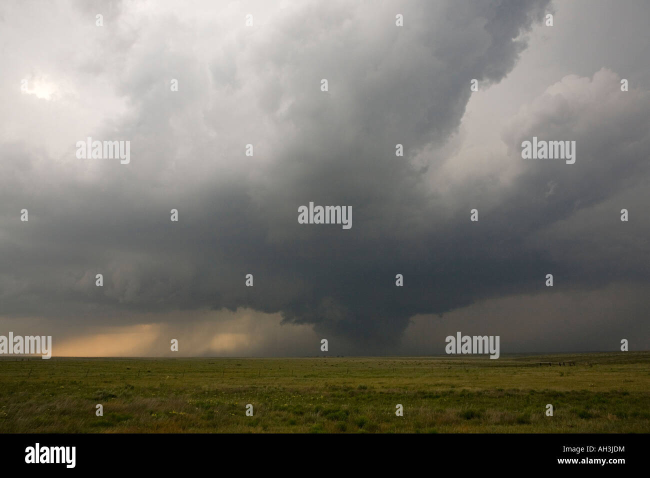 A huge supercell thunderstorm and its wall cloud in Texas Stock Photo ...