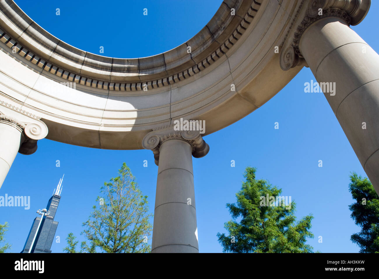 COLUMNS COLONNADE MILLENNIUM PARK CHICAGO ILLINOIS USA Stock Photo - Alamy