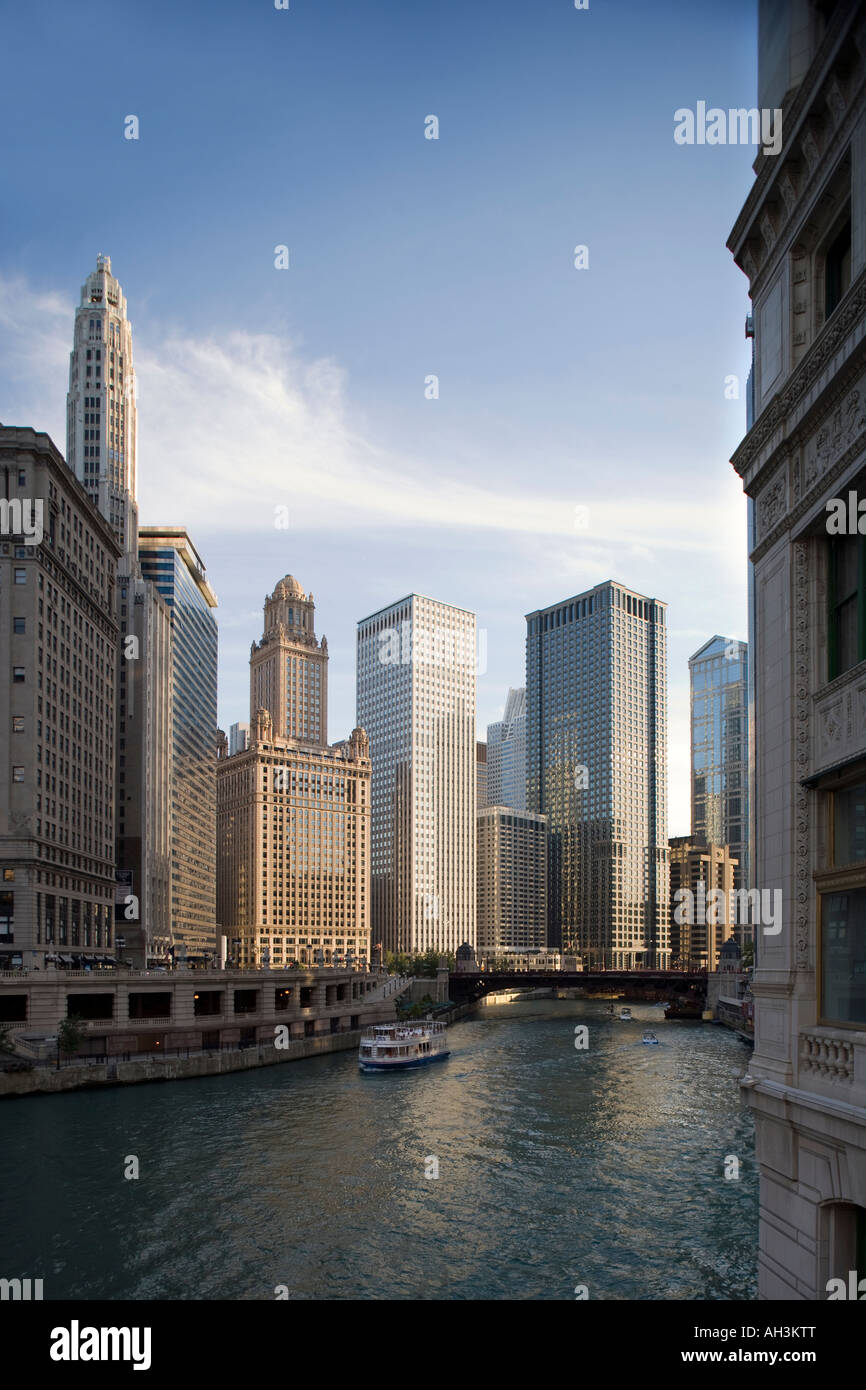 SKYSCRAPERS CHICAGO RIVER LOOP DOWNTOWN SKYLINE CHICAGO ILLINOIS USA ...