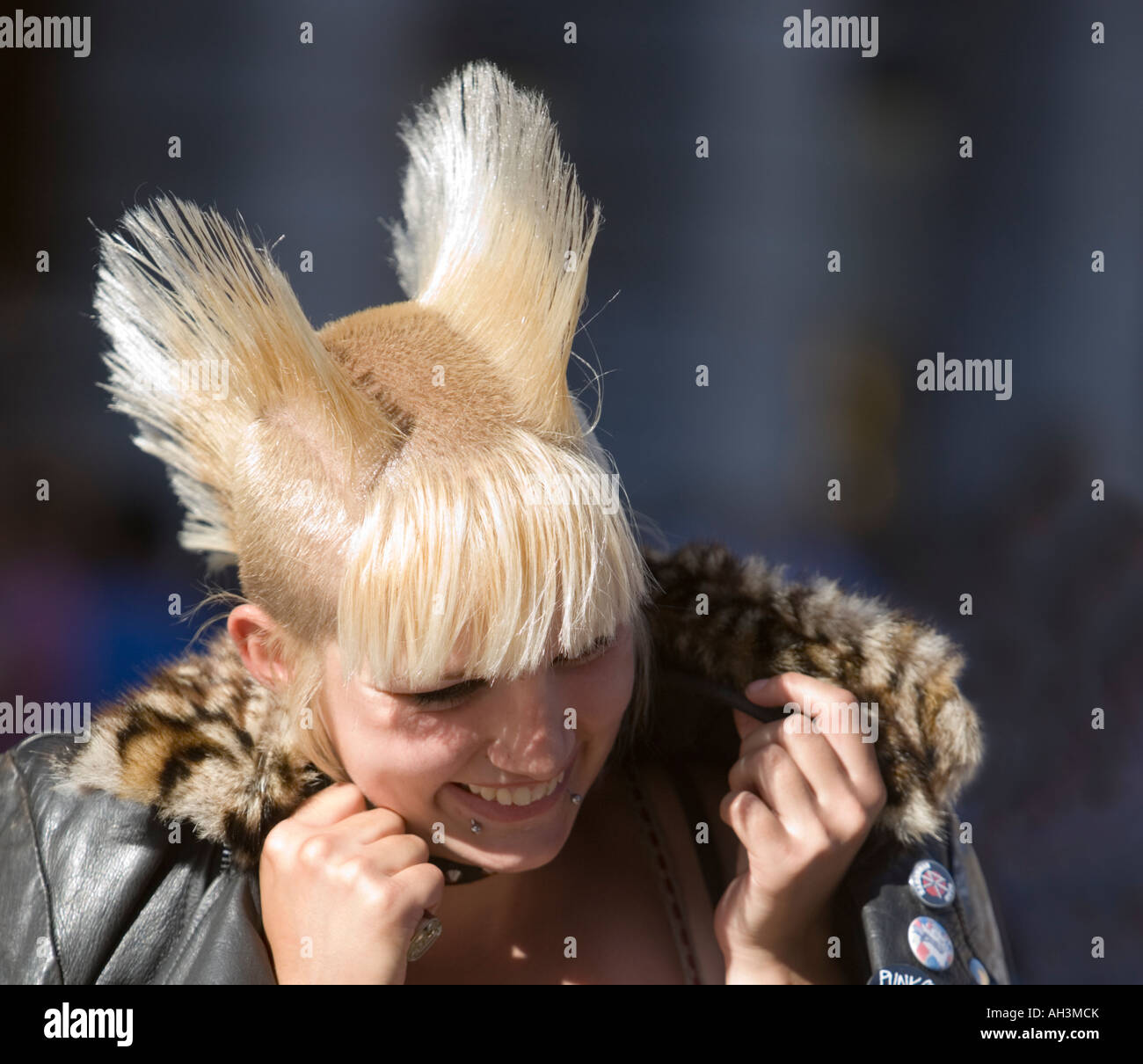Covent Garden, London - centre of attraction a Pretty girl with mohawk ...
