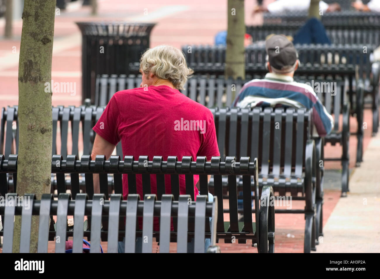 Metal benches hi-res stock photography and images - Alamy