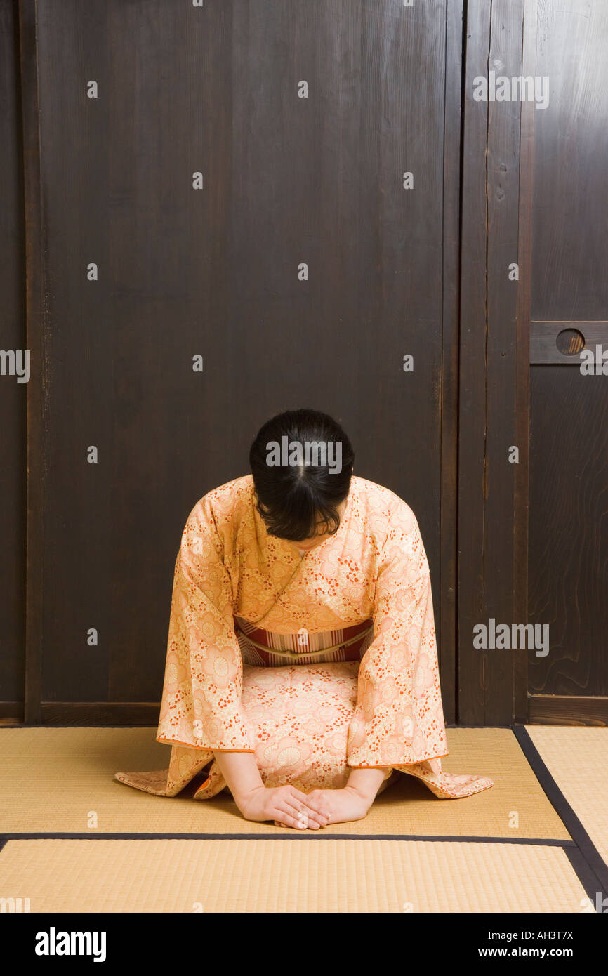Japanese women bowing hi-res stock photography and images - Alamy