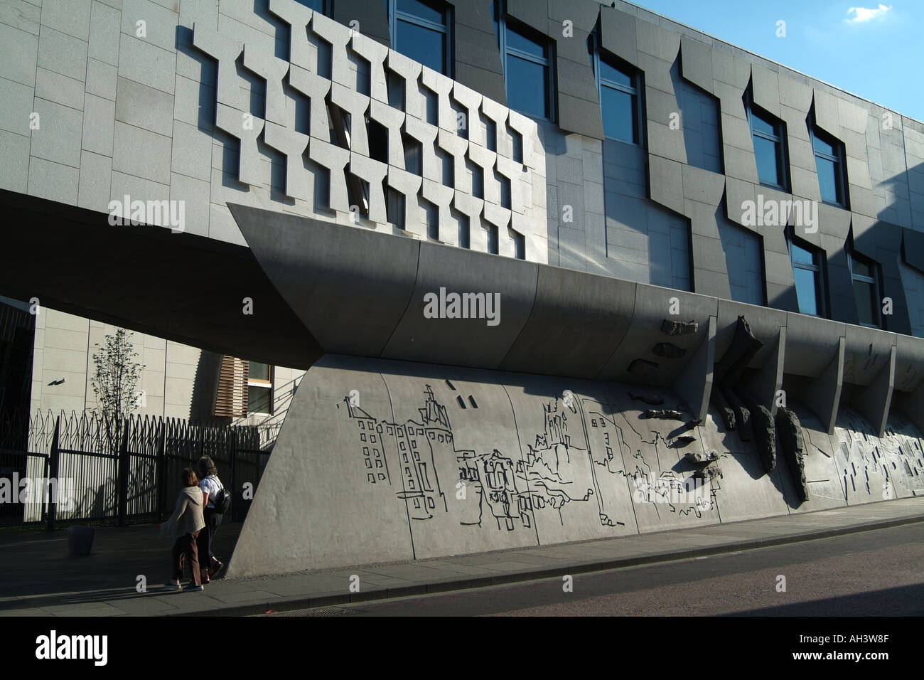 Scottish parliament building canongate wall hi-res stock photography ...