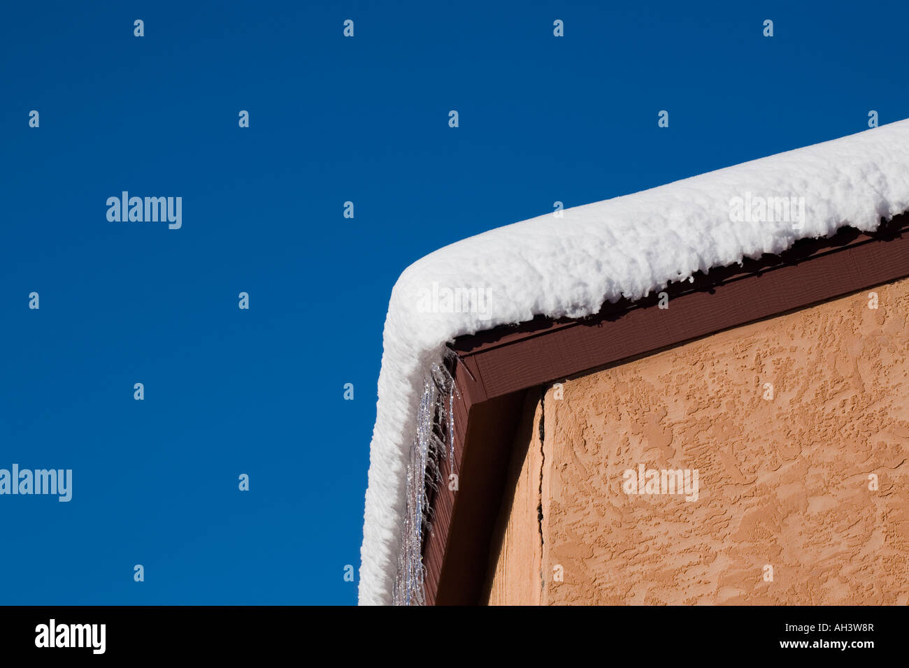 Snow On Rooftop Stock Photo - Alamy