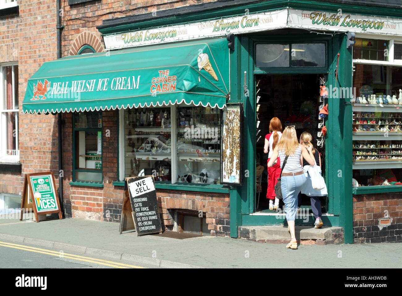 tourists in Llangollen Wales UK Europe Welsh Ice cream shop Stock Photo ...