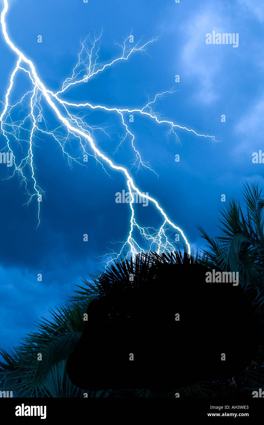 Streaks of lightning hi-res stock photography and images - Alamy