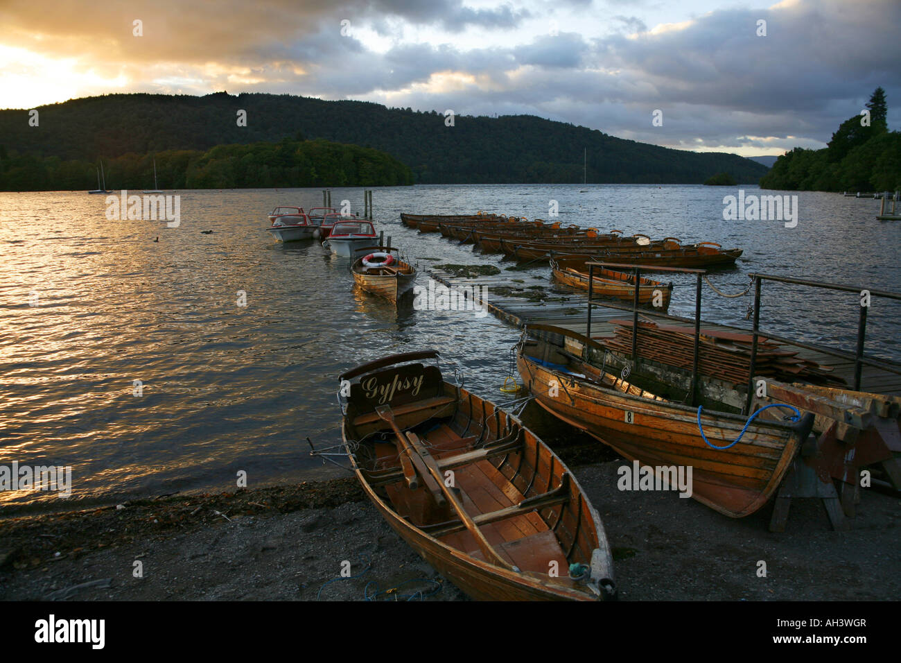 Rowing boats and a small jetty at sunset on Lake Windermere Stock Photo ...