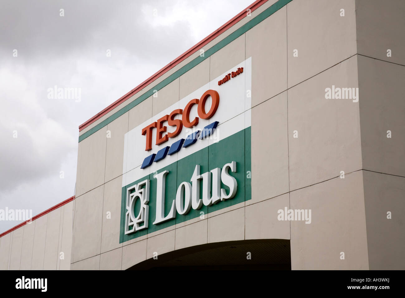 Tesco leading supermarket brand logo hi-res stock photography and ...