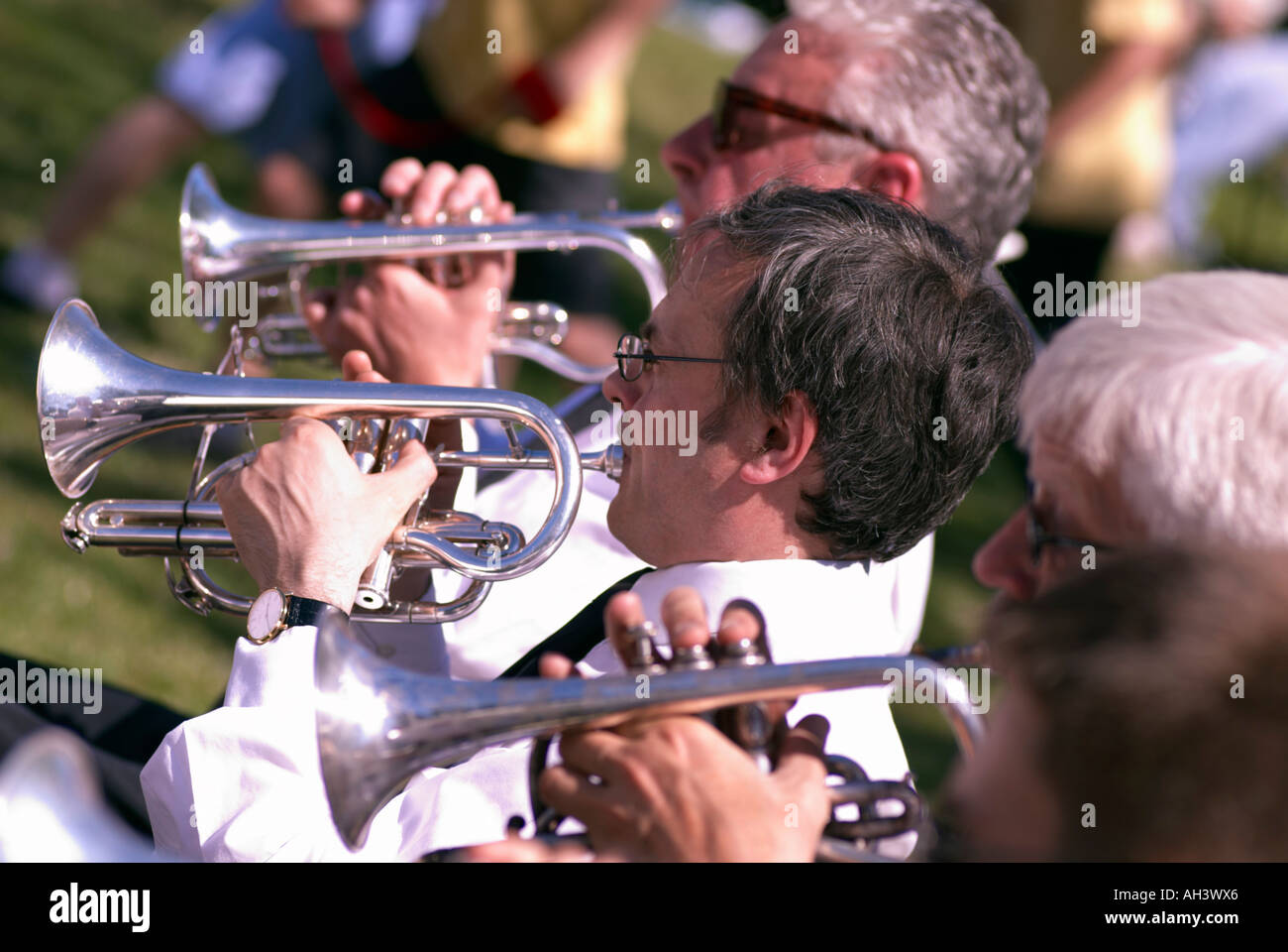 Musicians playing brass instruments hi-res stock photography and images ...