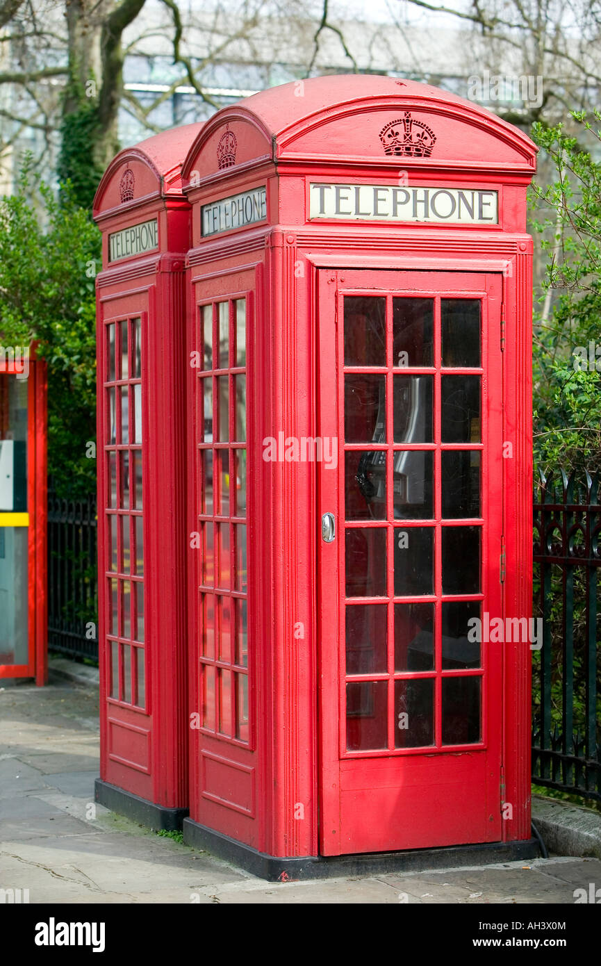 Traditional London phone booth Stock Photo - Alamy
