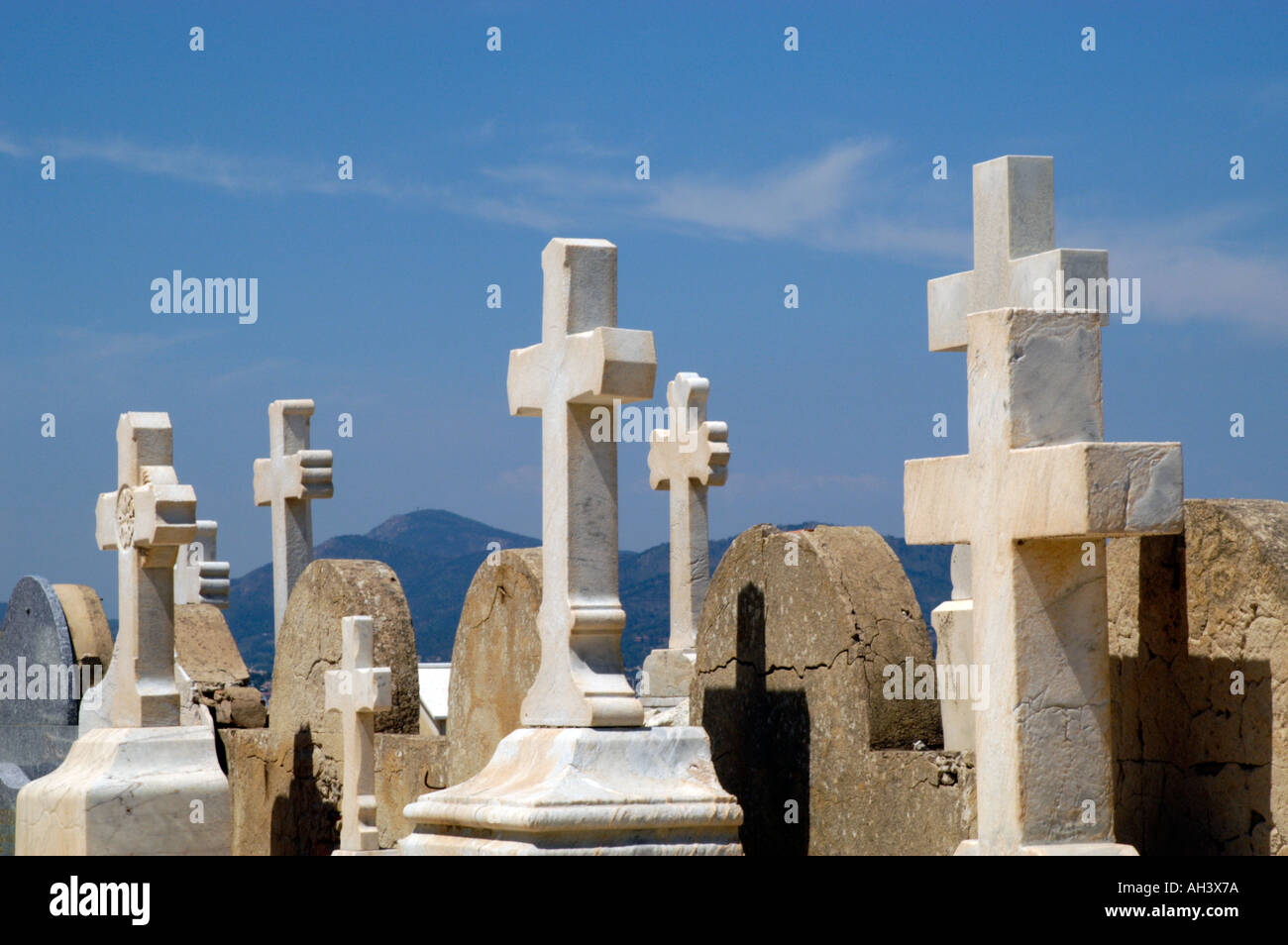 Crosses at cemetery hi-res stock photography and images - Alamy
