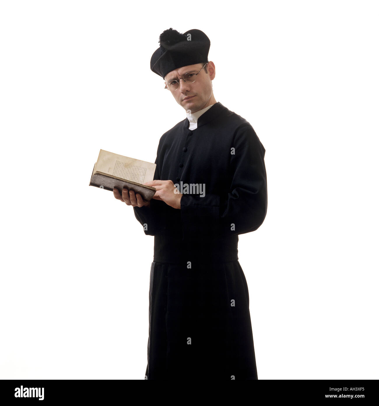 Clergyman priest hi-res stock photography and images - Alamy