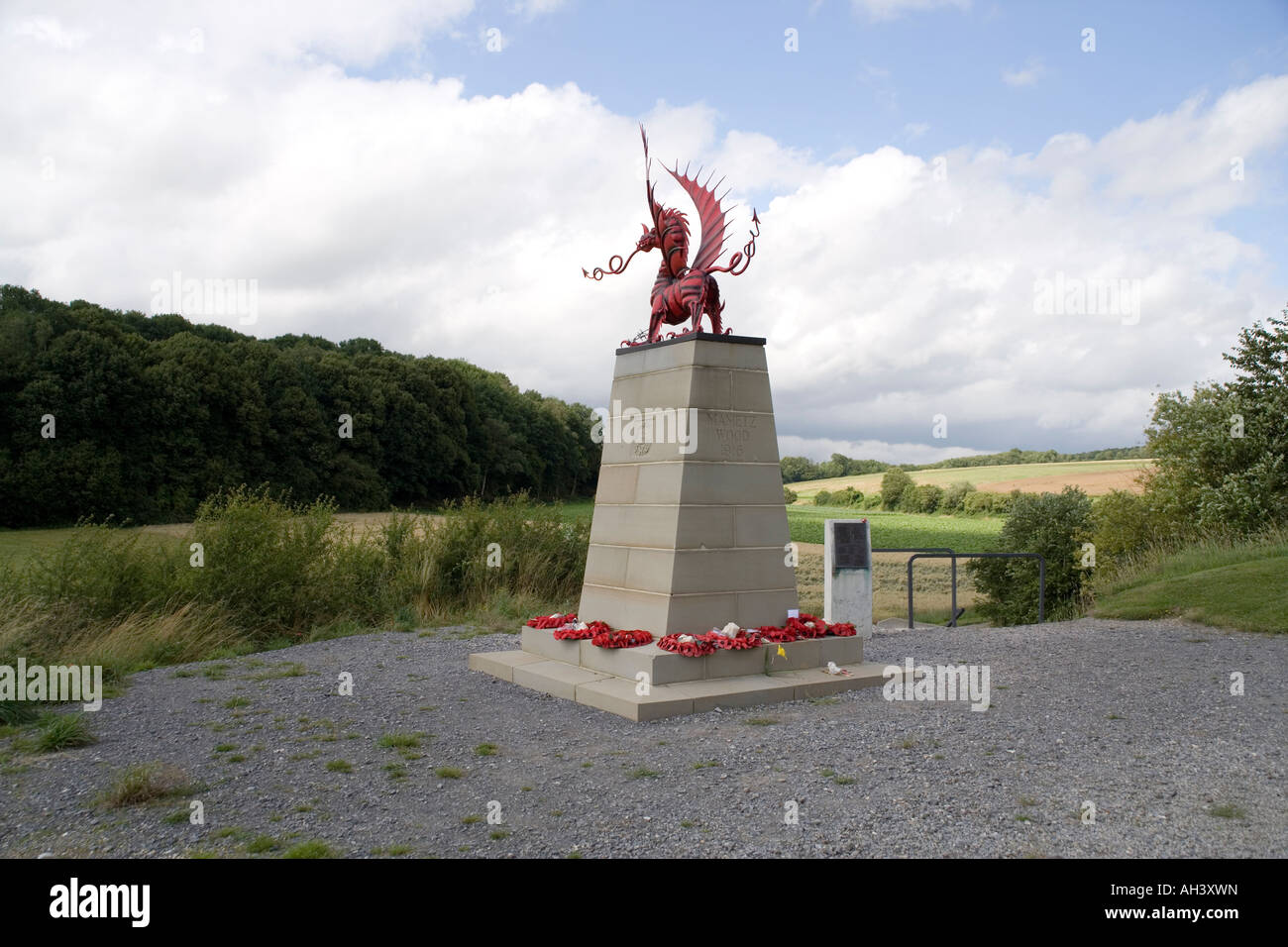 Red dragon memorial hi-res stock photography and images - Alamy
