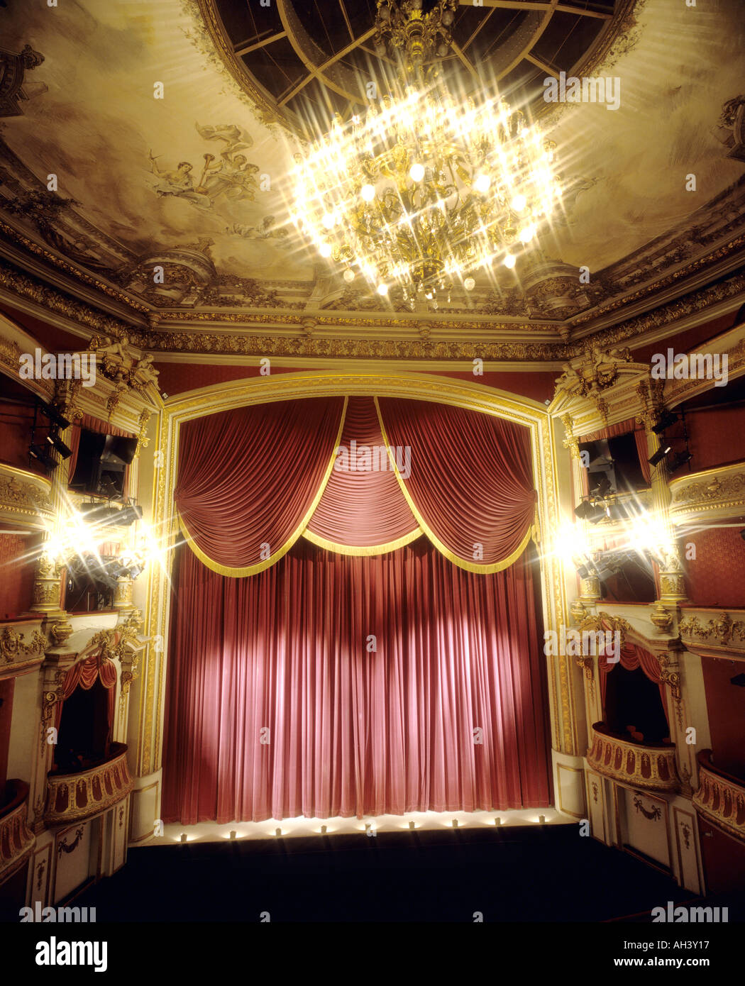 Theatre stage curtain hi-res stock photography and images - Alamy