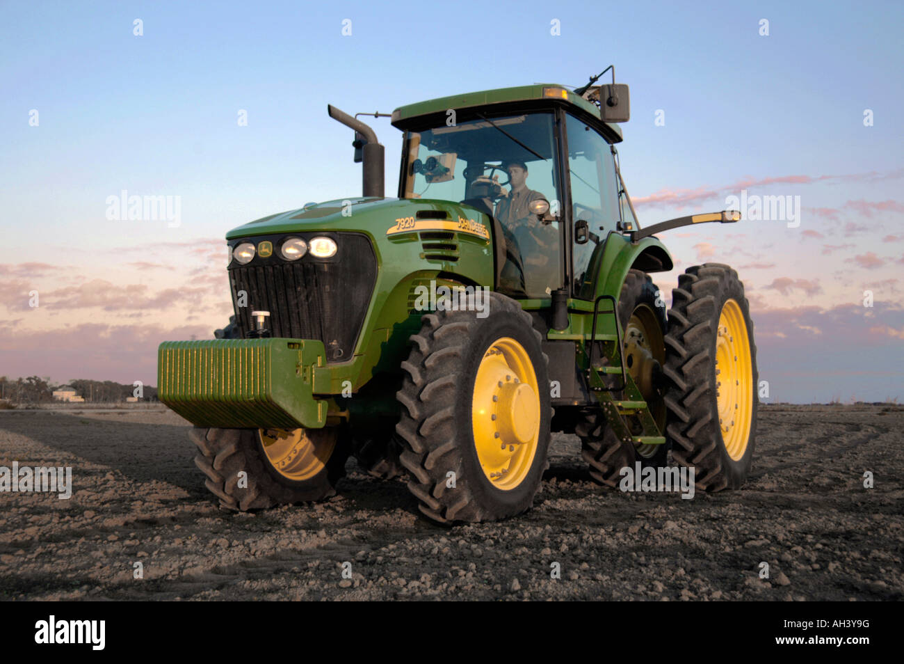 John deere tractor sunset hi-res stock photography and images - Alamy