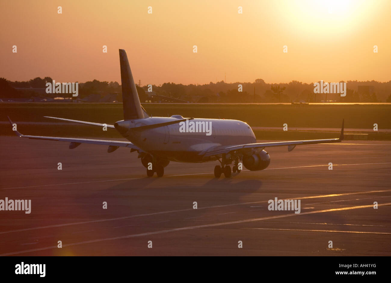 Commercial jet arriving morning hi-res stock photography and images - Alamy