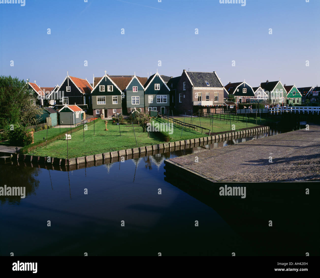 Houses by the pond hi-res stock photography and images - Alamy