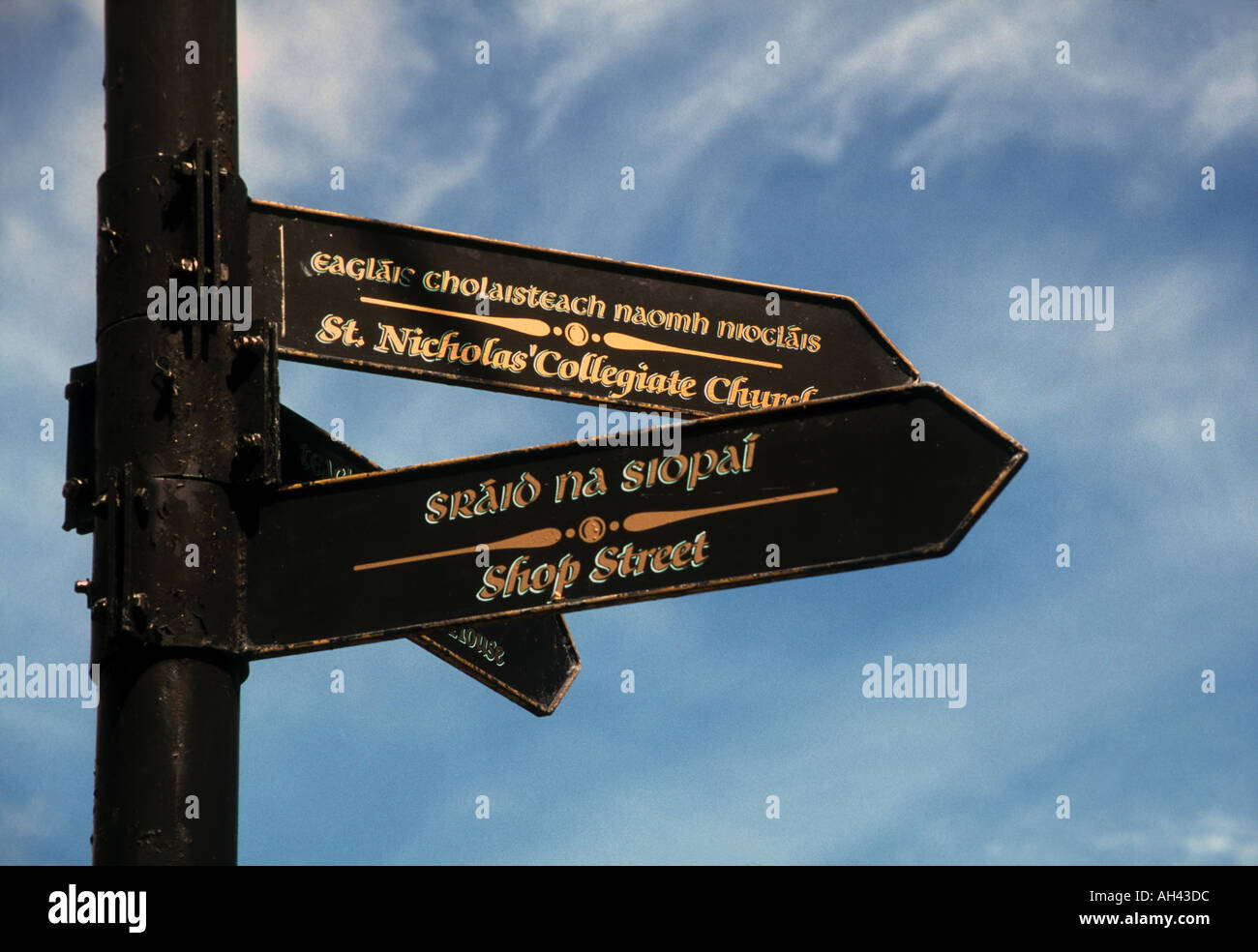 Gold lettered sign hi-res stock photography and images - Alamy