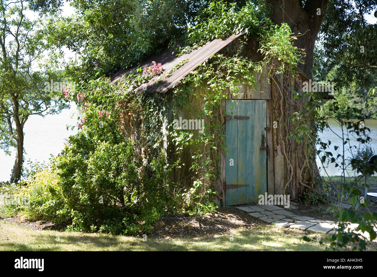 Secret hidden garden shed Stock Photo - Alamy