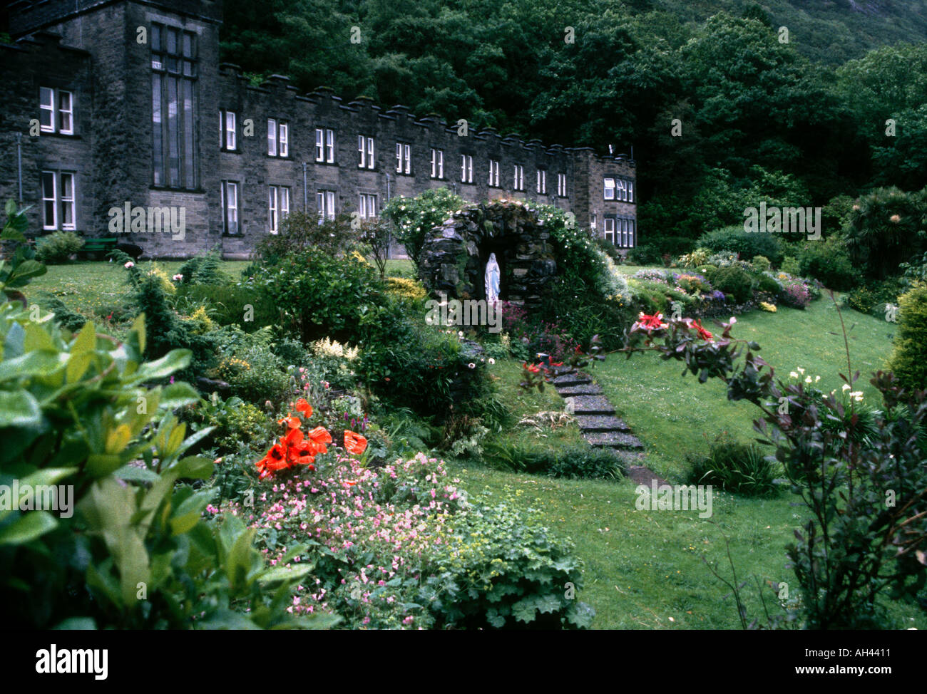 Kylemore abbey nuns hi-res stock photography and images - Alamy