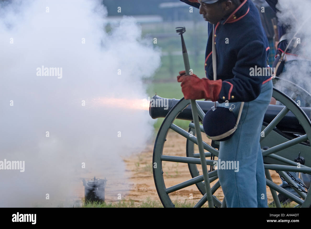 Civil war cannon explosion hi-res stock photography and images - Alamy