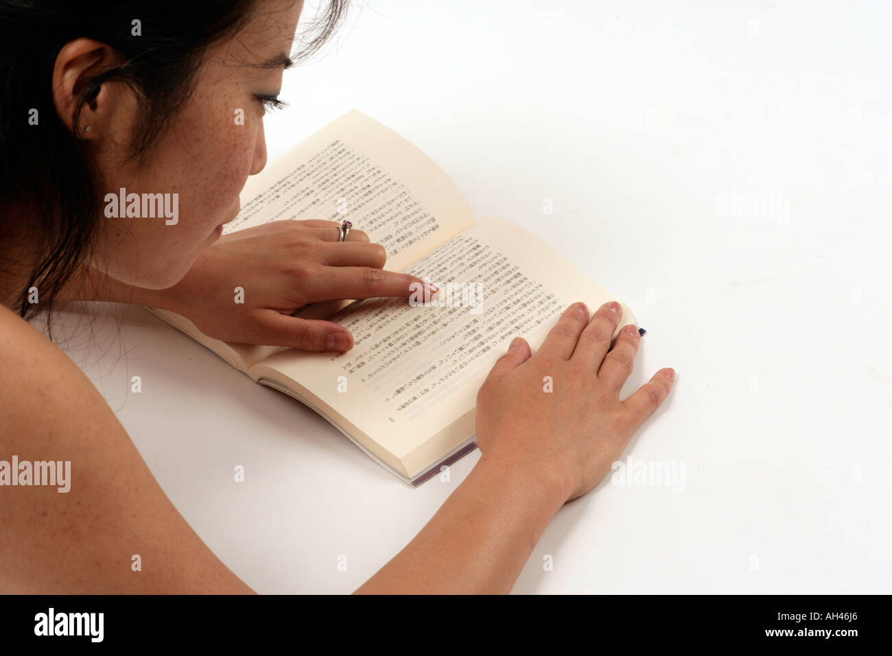 oriental lady reading an oriental book Stock Photo - Alamy