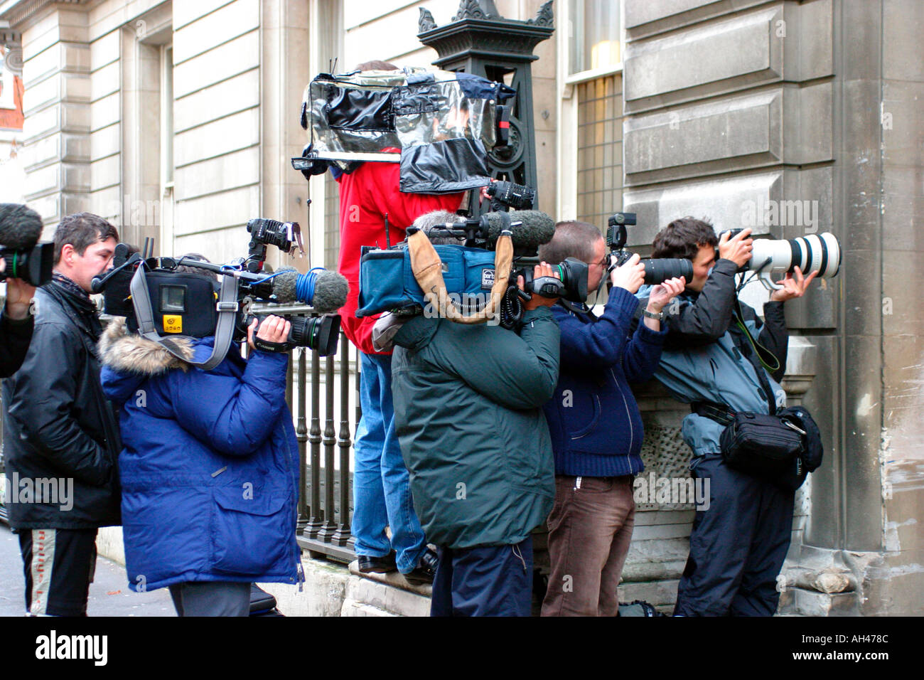 Media scrum hi-res stock photography and images - Alamy