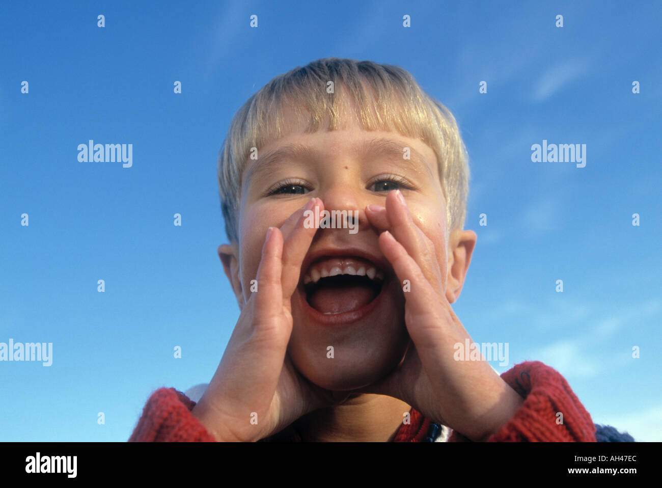 Mouth cupped hi-res stock photography and images - Alamy