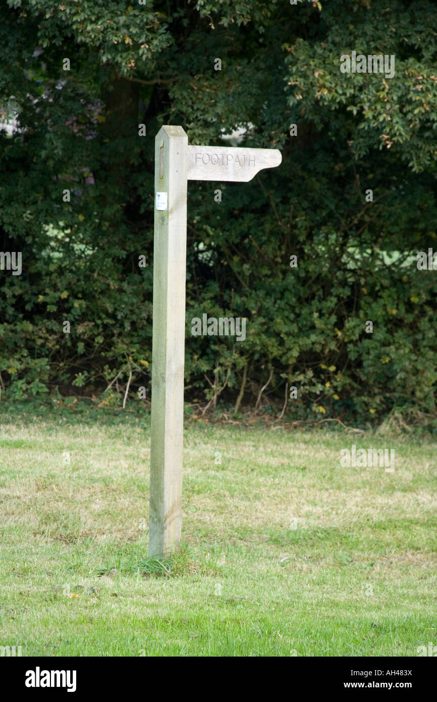 Footpath sign Hampshire England Stock Photo - Alamy