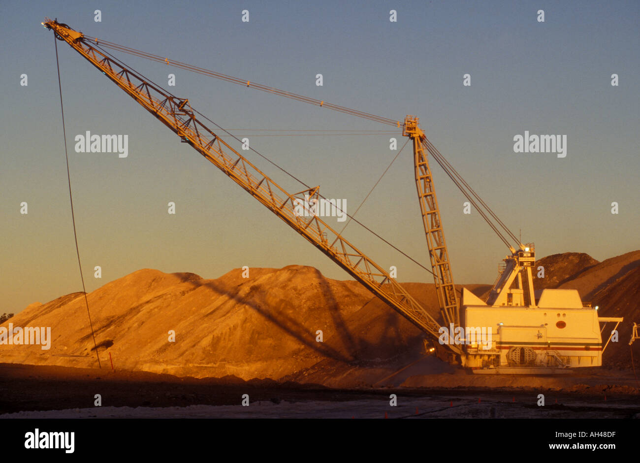 Dragline currugh coal mine queensland australia 0890 Stock Photo - Alamy