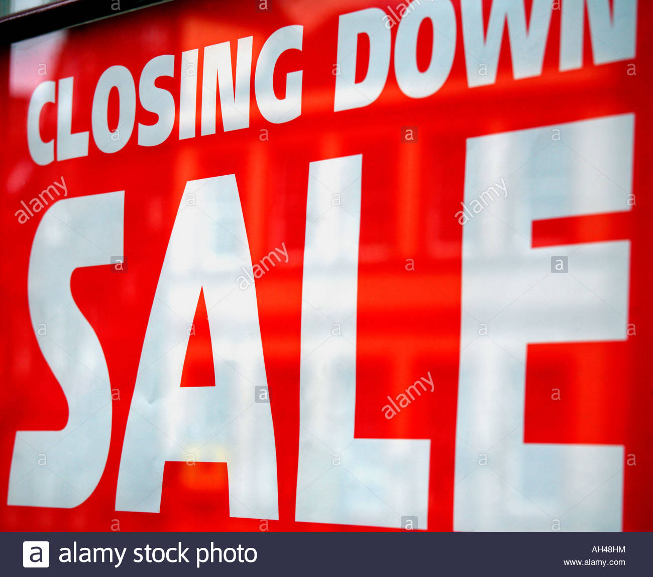 Closing down sale in shop window Stock Photo - Alamy