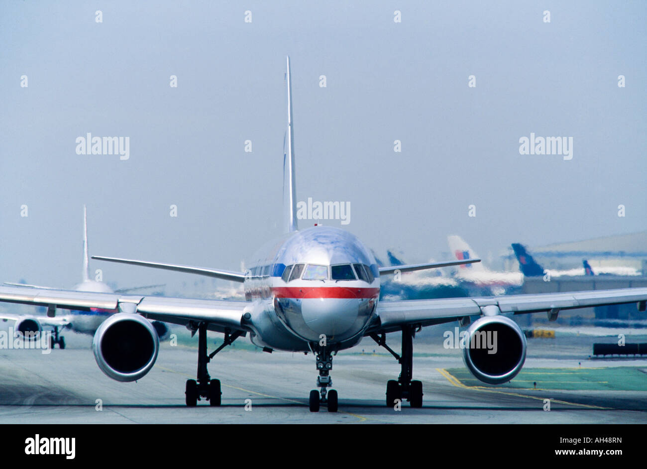 O'hare international airport runways hi-res stock photography and ...
