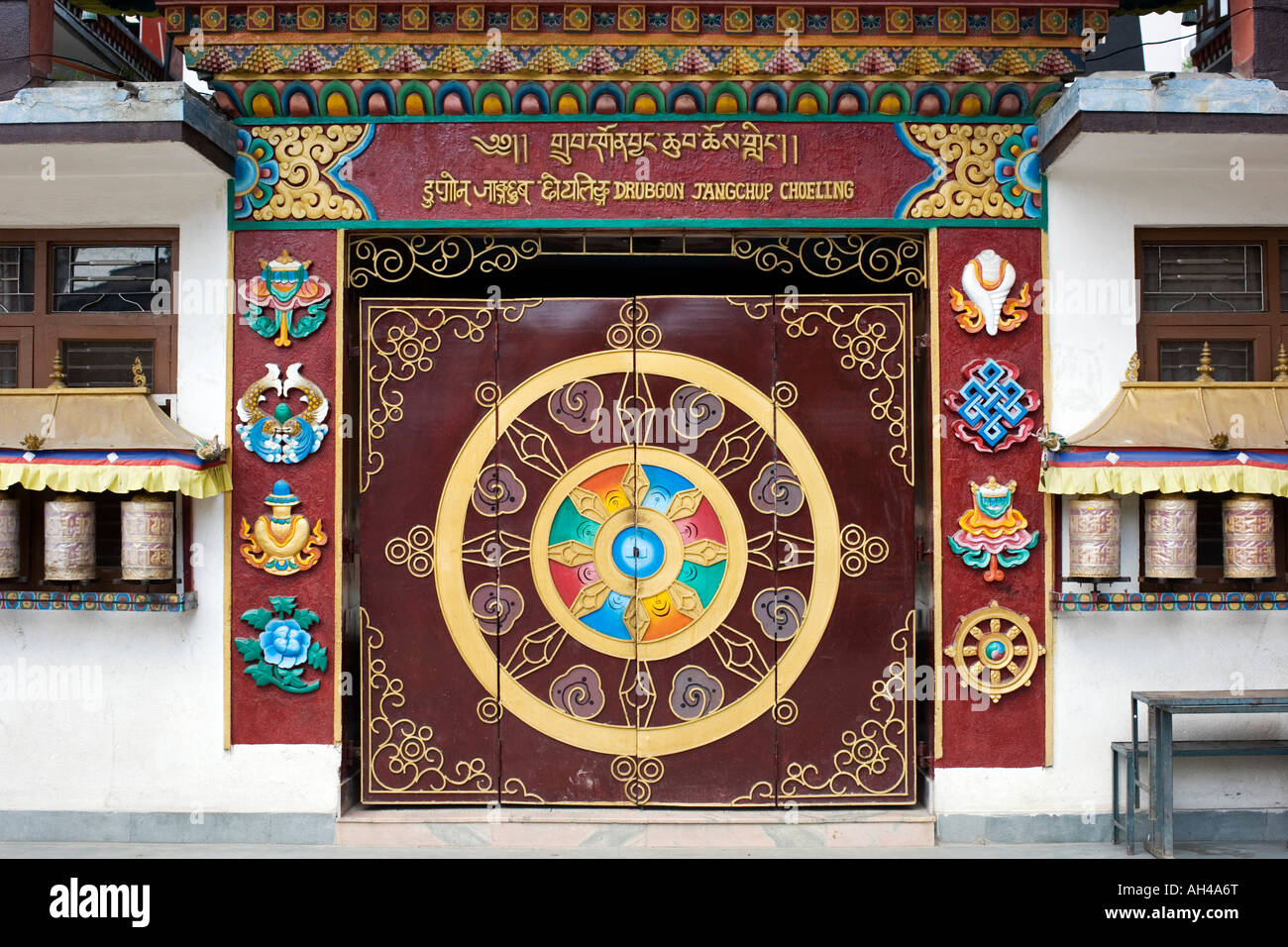 Entrance gate tibetan buddhist temple hi-res stock photography and ...