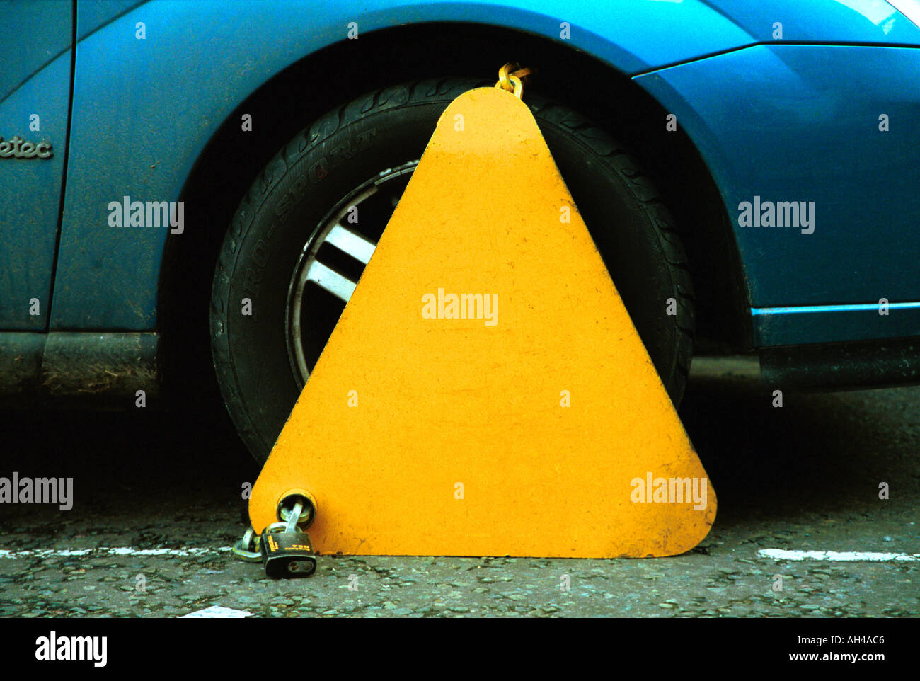 Clamped hi-res stock photography and images - Alamy
