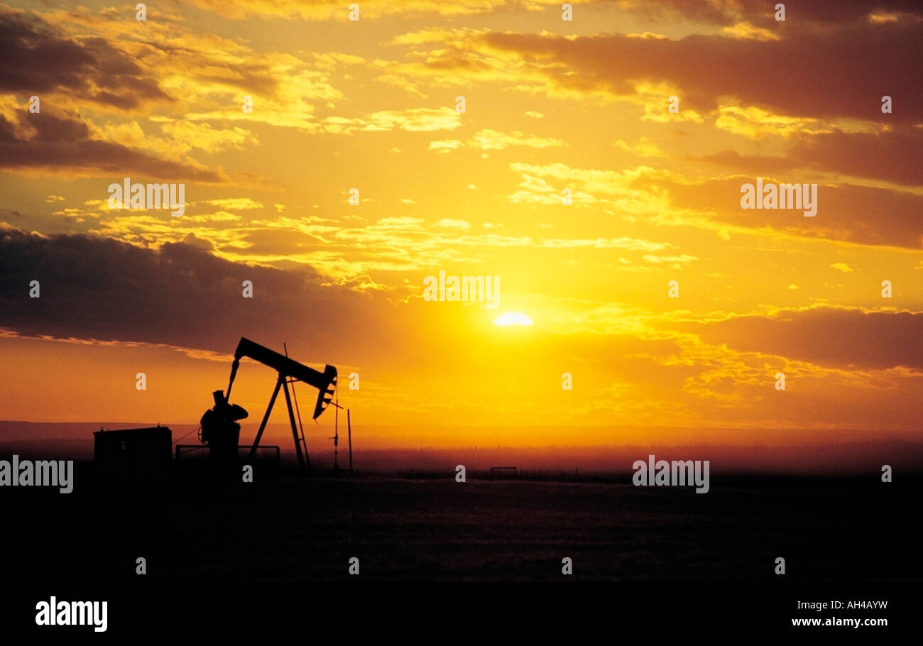 Oil well in a sunset Stock Photo - Alamy