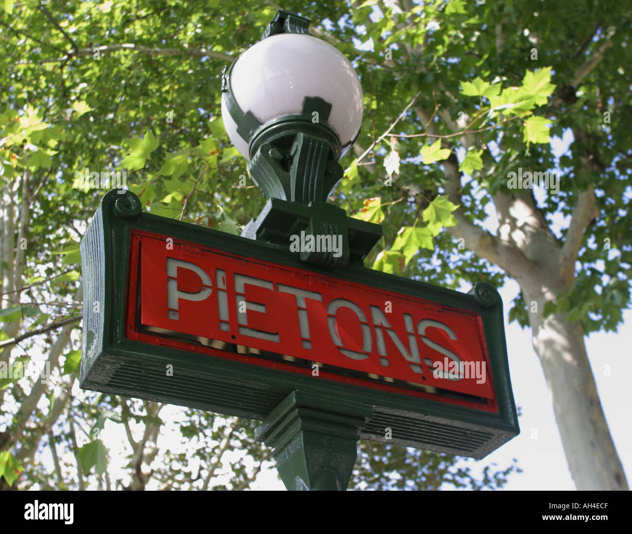 Pietons paris hi-res stock photography and images - Alamy