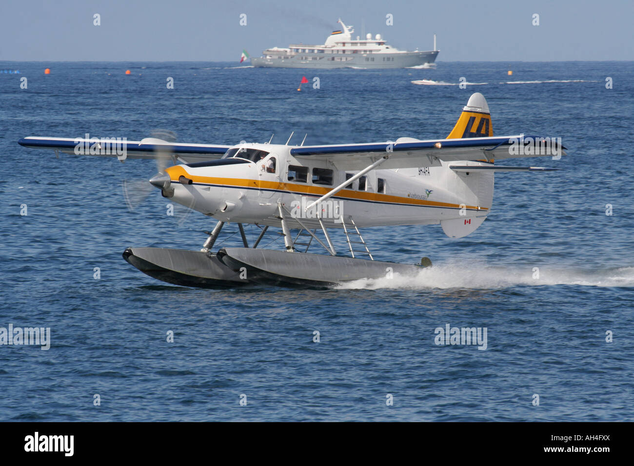 Single engine turboprop seaplane hi-res stock photography and images ...